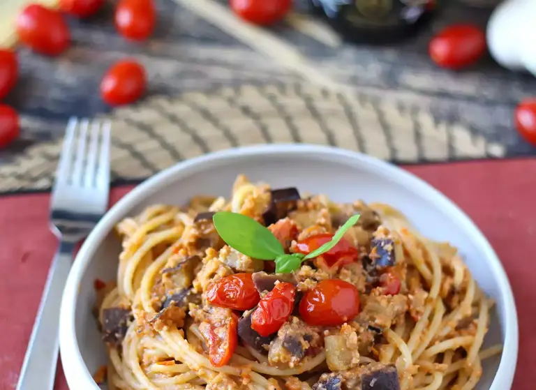 Pasta with eggplant and cherry tomatoes cream: simple and tasty recipe