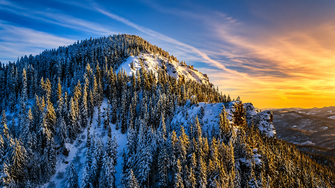 Impresionante montaña cubierta de nieve al atardecer