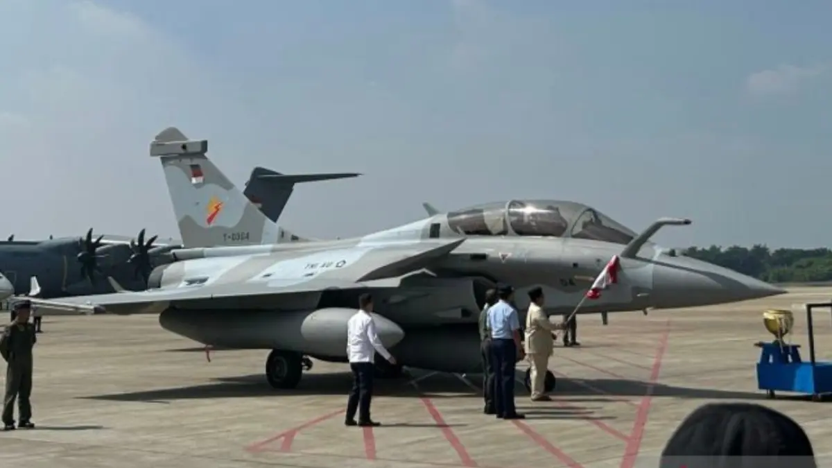Presiden Prabowo serahkan secara simbolis kunci pesawat tempur Rafale ...