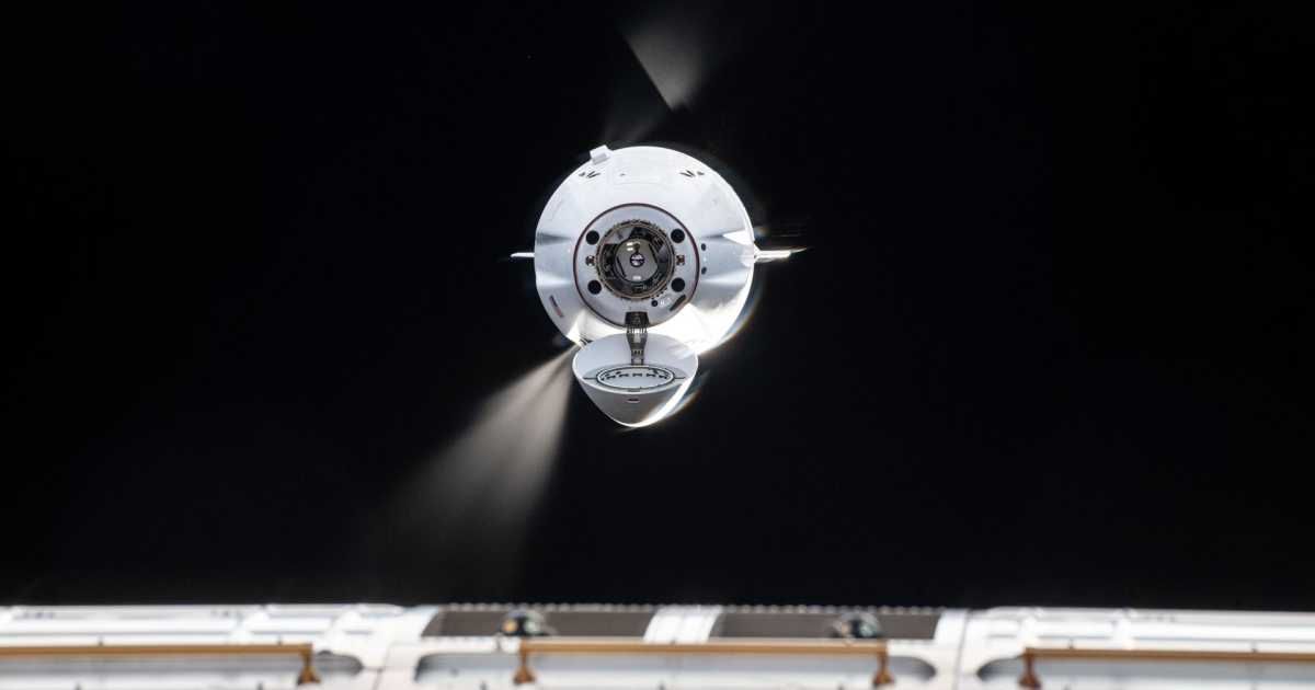 SpaceX Dragon capsule for CRS-34 filled with 6,500 pounds of cargo ...