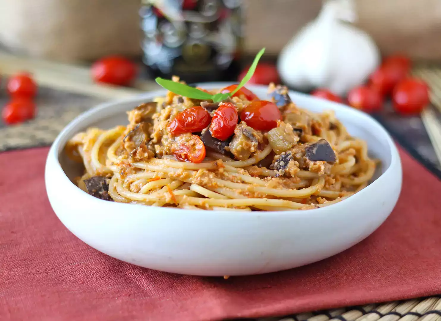Pasta with eggplant and cherry tomatoes cream: simple and tasty recipe