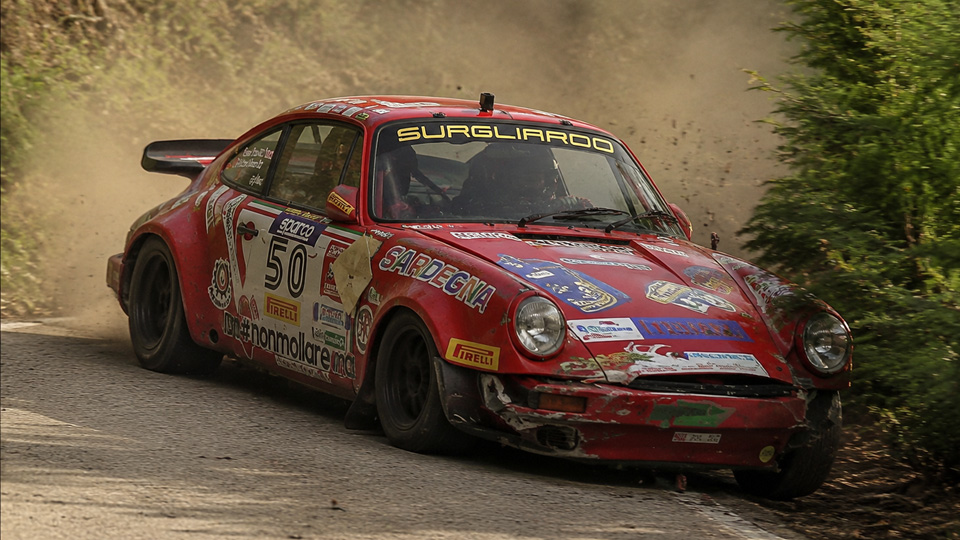 Porsche loses control during high speed rally jump