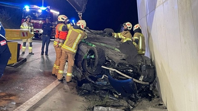 Auto gegen Tunnelportal: Lenker kroch durch Wrack