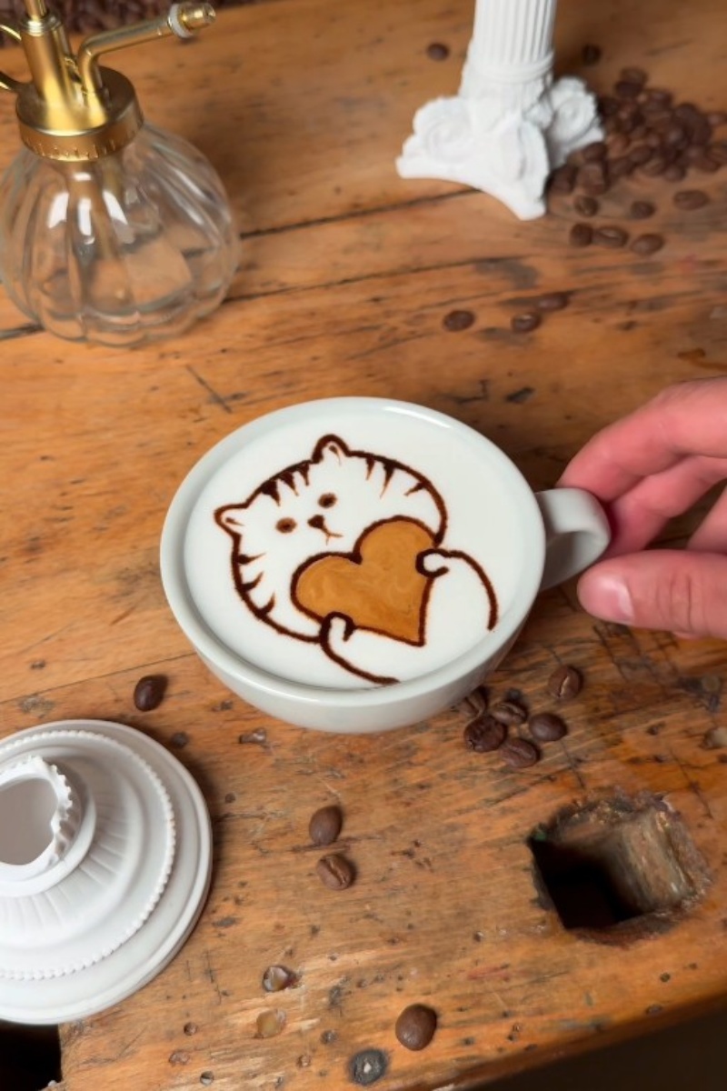 Lindo gato latte art en taza de café