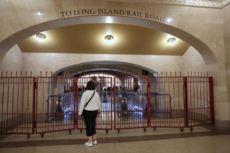 Talks to end a strike shutting down the largest US commuter rail system ...