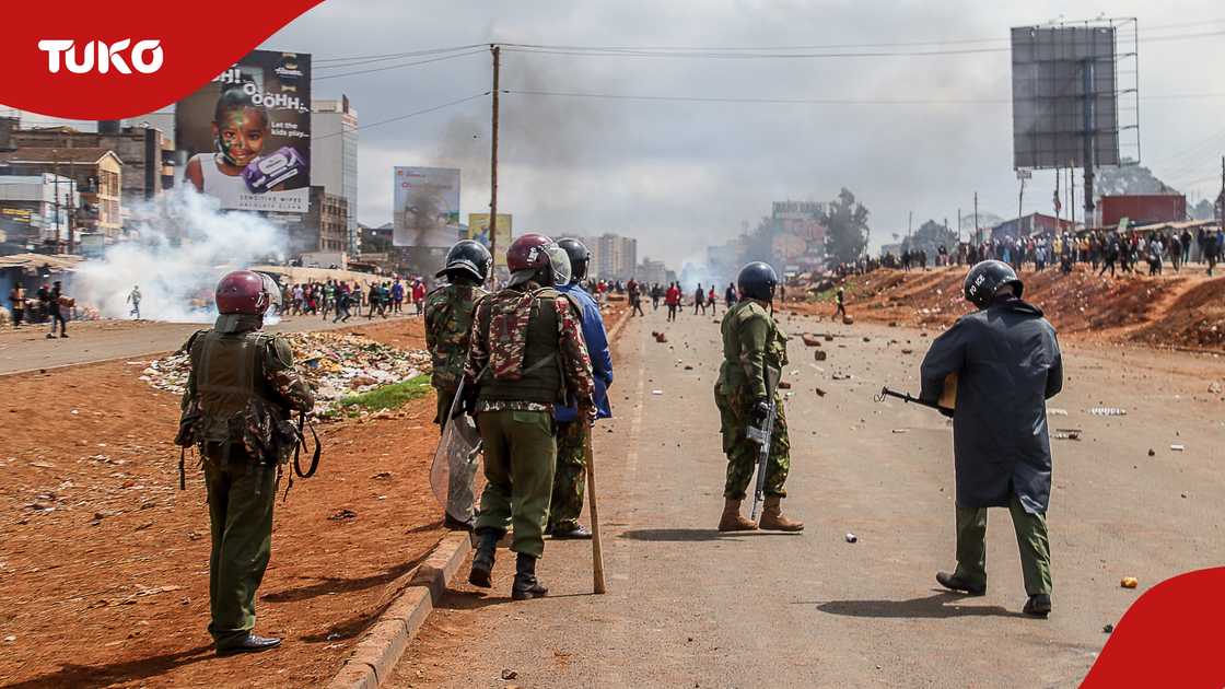 Video: Running battle, tear gas as police clash with reject fuel prices ...