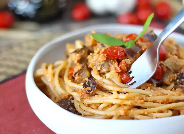 Pasta with eggplant and cherry tomatoes cream: simple and tasty recipe