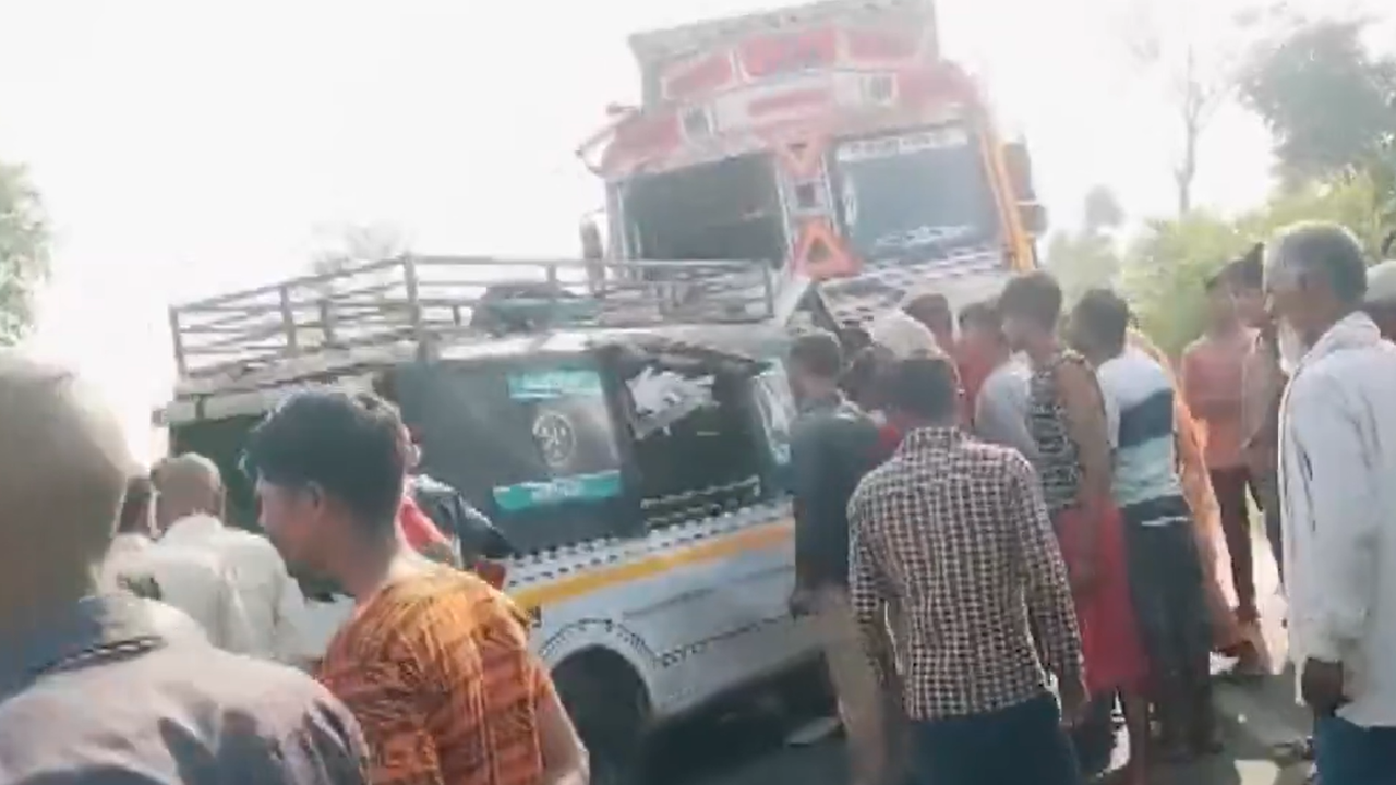 10 dead in head-on collision between van, truck in UP's Lakhimpur Kheri
