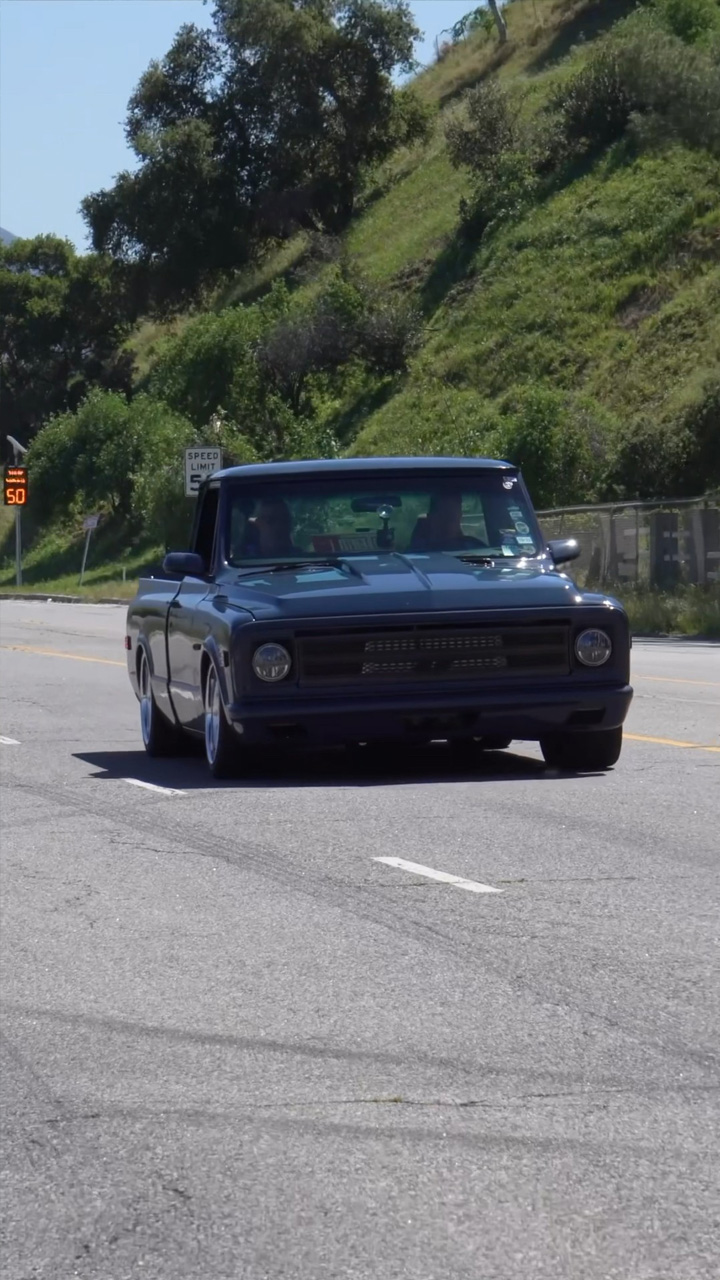 Custom 700HP turbo C10 sounds so loud in the streets