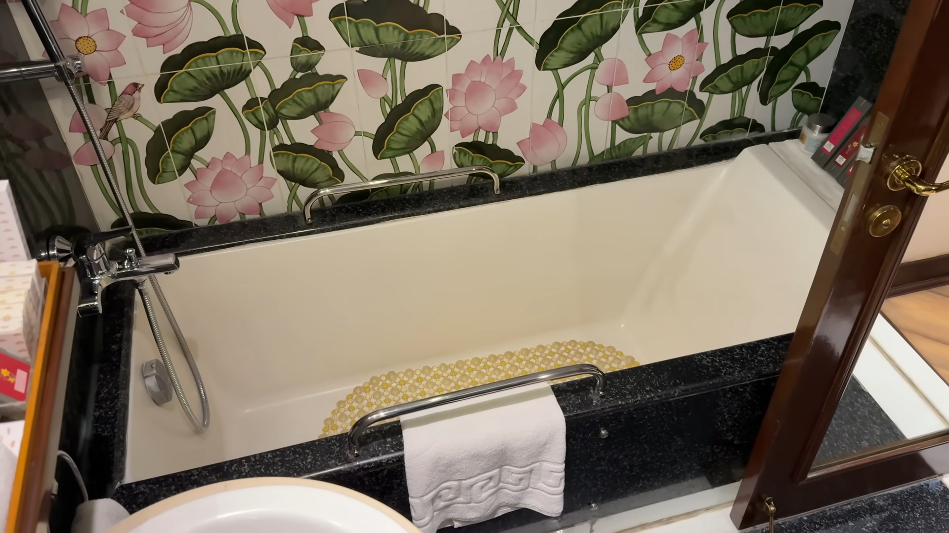 He paid $28,455 for a train suite – then saw the bathtub