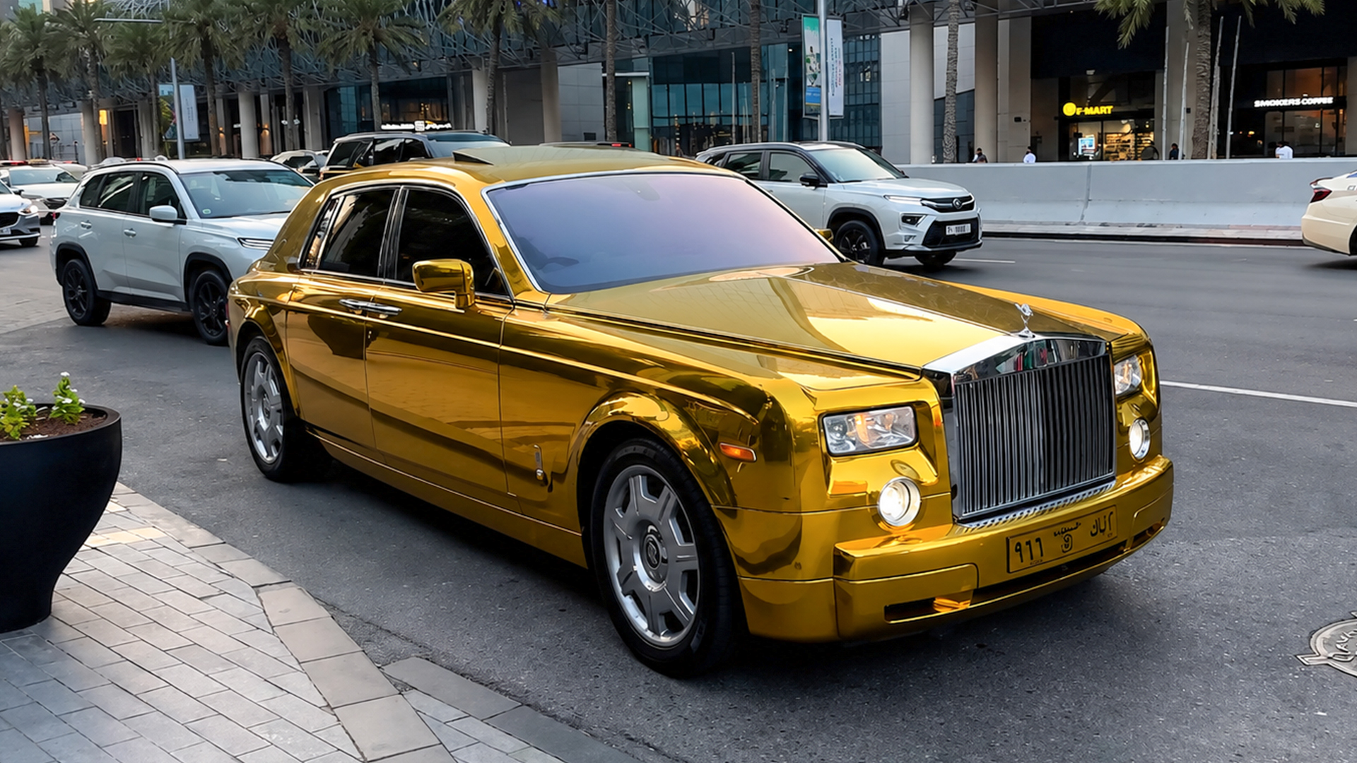 Miljardair uit Dubai rijdt in een gouden Rolls-Royce Phantom