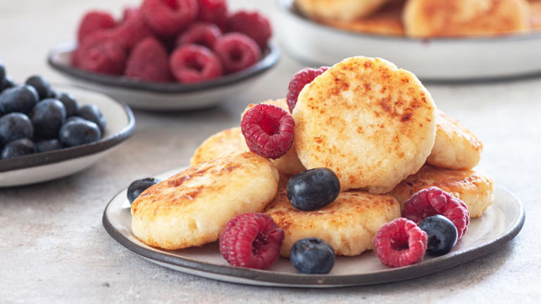 Starte mit fluffigen Hüttenkäse-Pancakes in den Tag