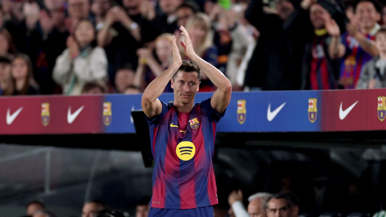 Robert Lewandowski says goodbye to Barcelona faithful on 'emotional and ...