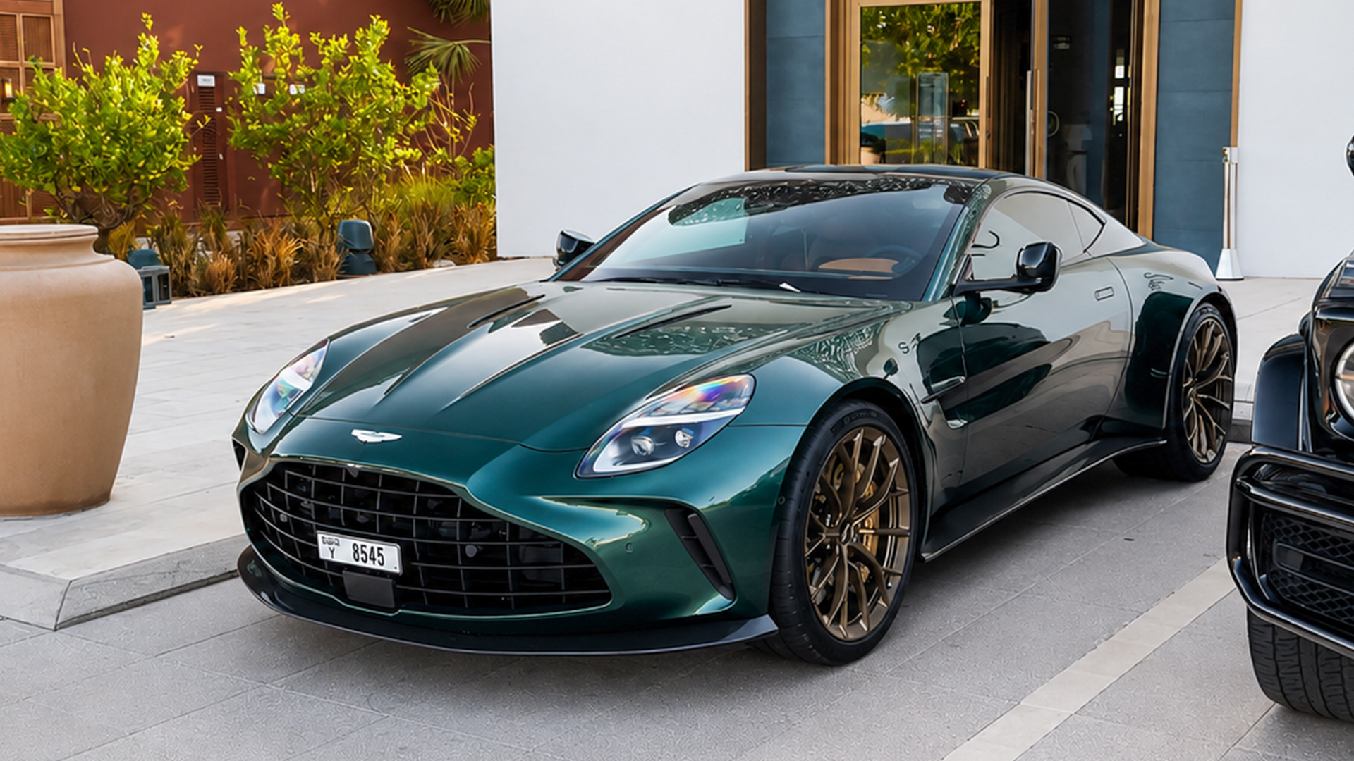 Luxewijk in Dubai laat een Aston Martin Valour van $1.900.000 zien