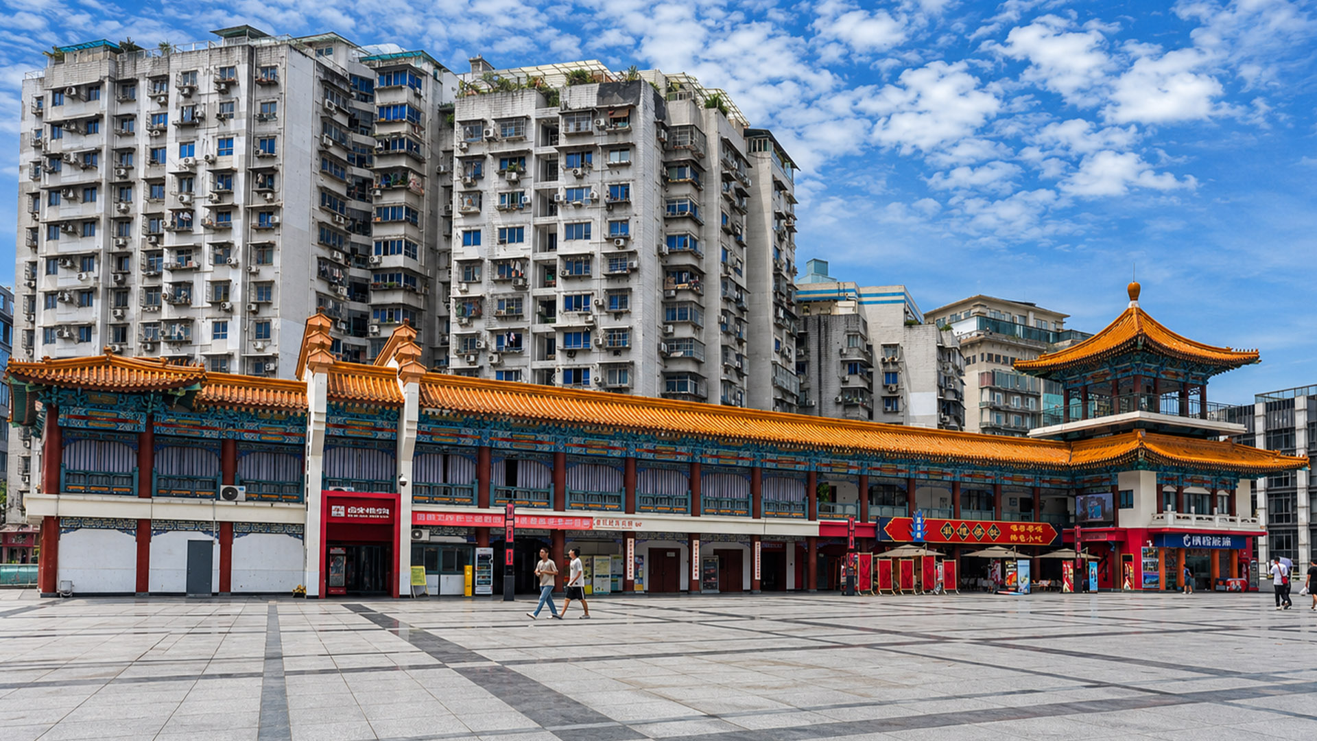 Traditionele Chinese architectuur tussen enorme moderne appartementen