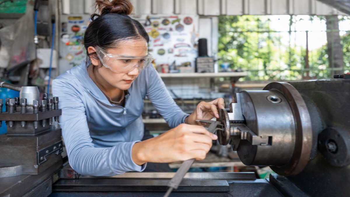 Young people turn to trades as AI makes tech jobs obsolete