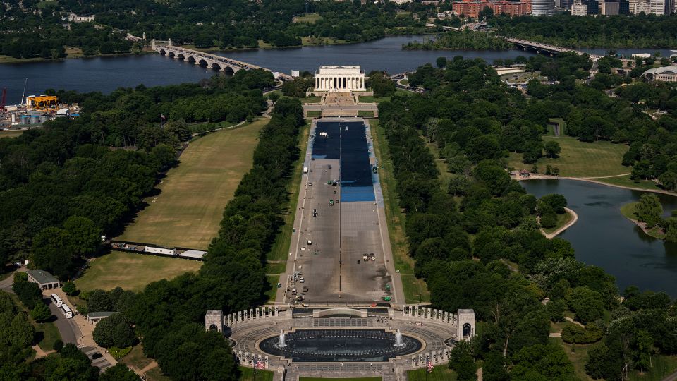 It's not supposed to look like you're going to dive in: Historians ...