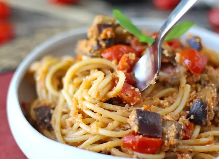 Pasta with eggplant and cherry tomatoes cream: simple and tasty recipe