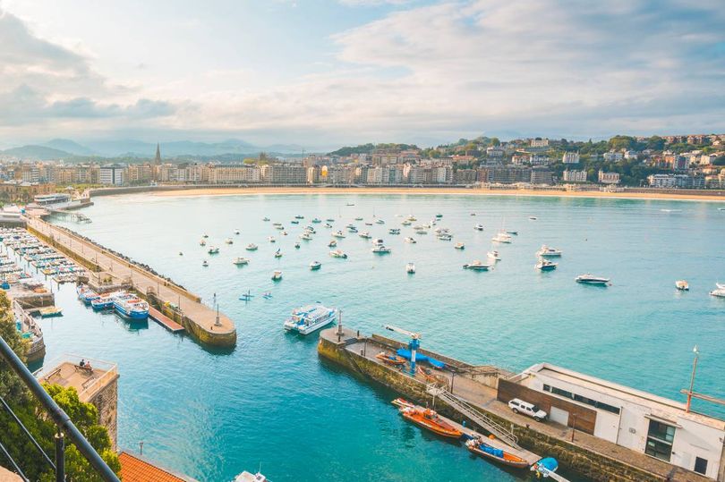 British man dies in holiday hotspot after plummeting 400ft in horror ...