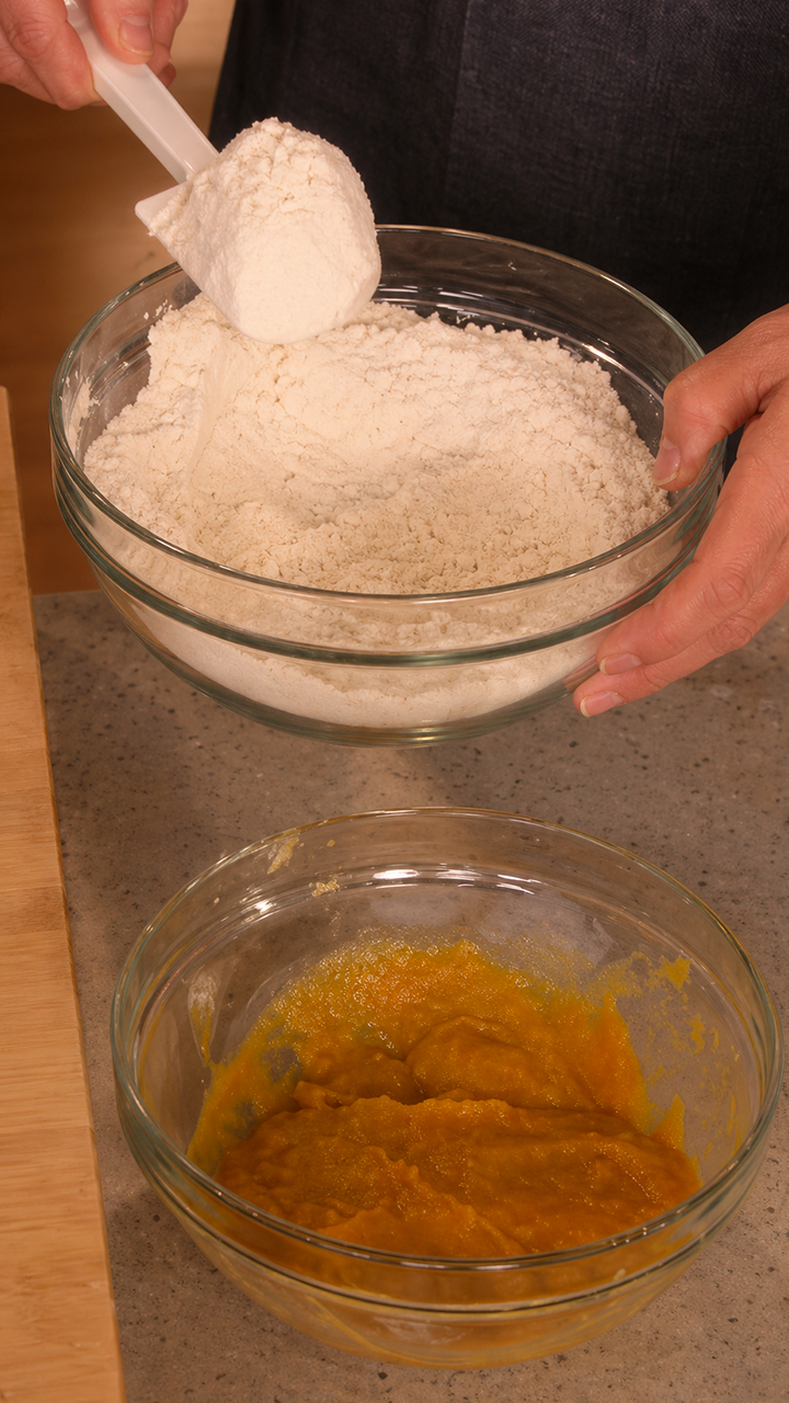 How to make pumpkin doughnut muffins at home
