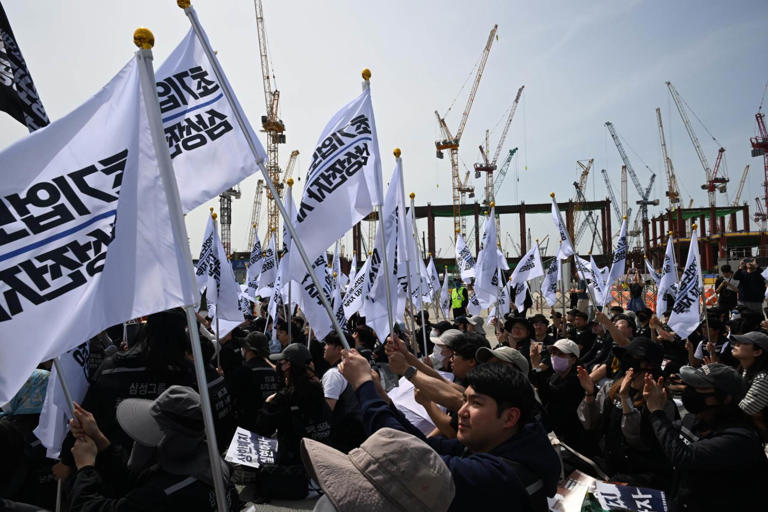 South Korea stifling Samsung workers’ US$400,000 bonus strike risks ...