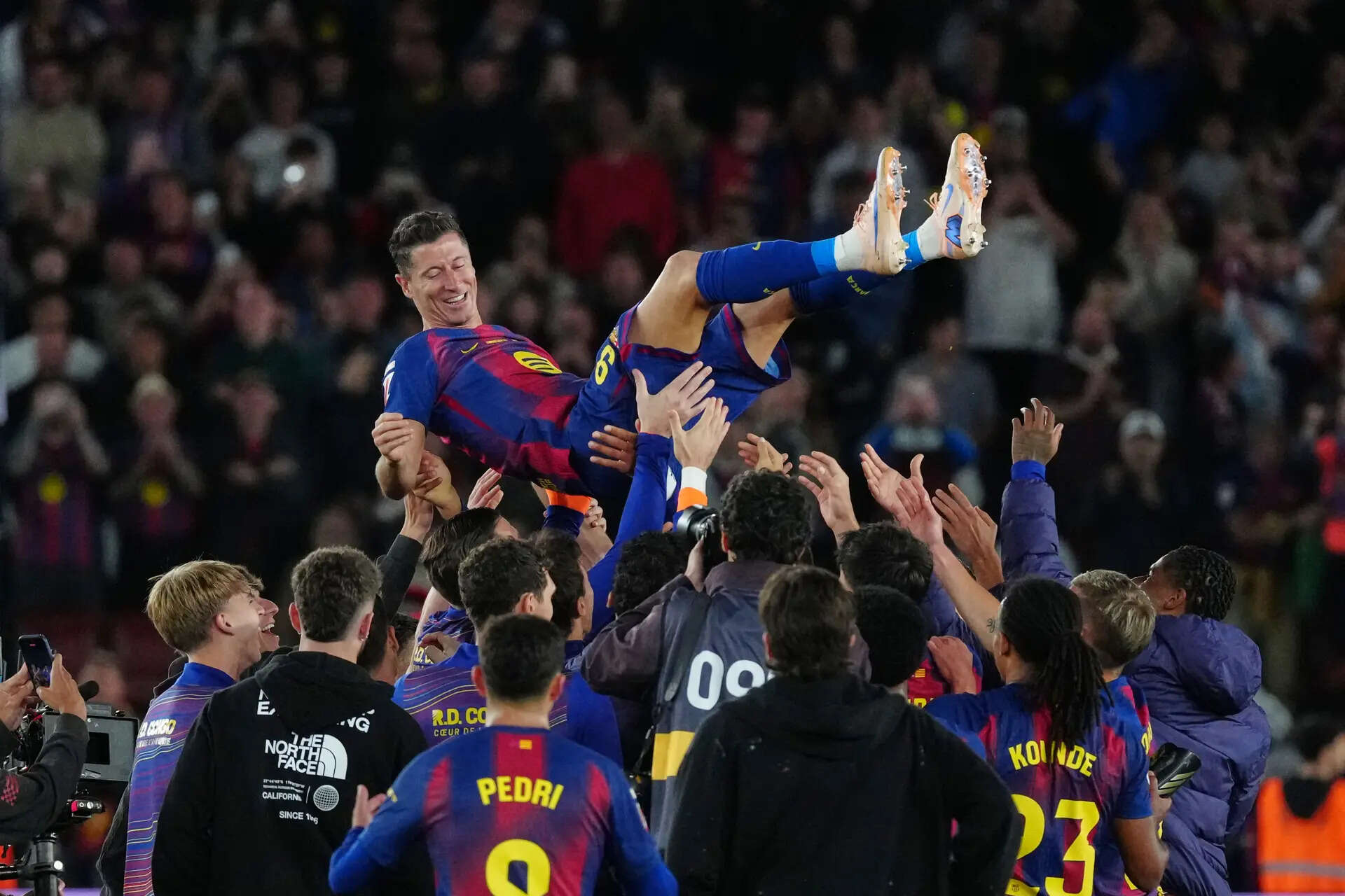 Lewandowski breaks down in tears as Barcelona give legend guard of ...