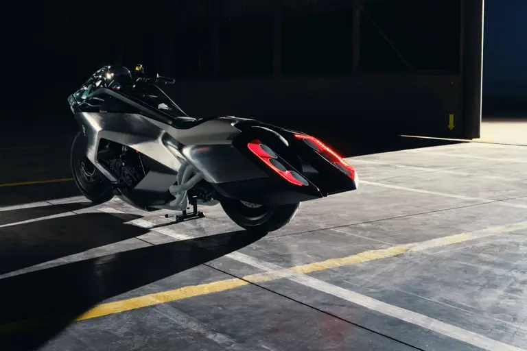 Un "Concorde" a sei cilindri e due ruote: svelata la nuova moto BMW ...