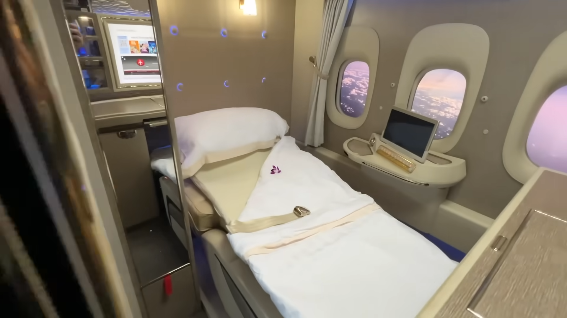 He paid less than the fare said – then got Emirates’ most insane first ...