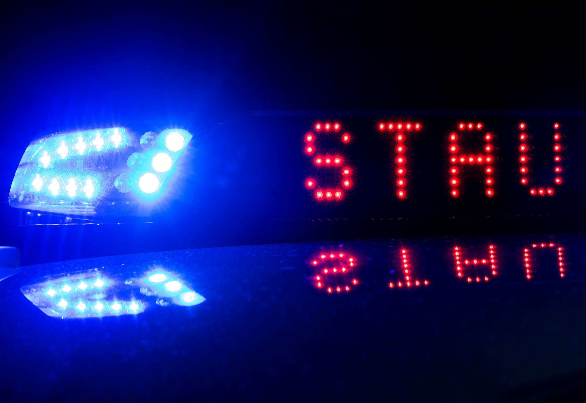 Unfall mit drei Lastwagen sorgt für Stau auf A4
