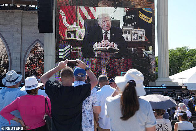 Thousands gather to hear Trump headline prayer meeting at National Mall