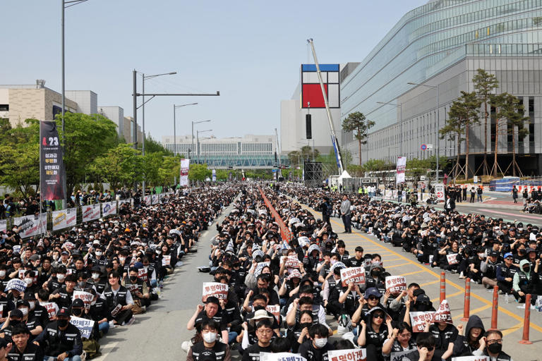 South Korea stifling Samsung workers’ US$400,000 bonus strike risks ...