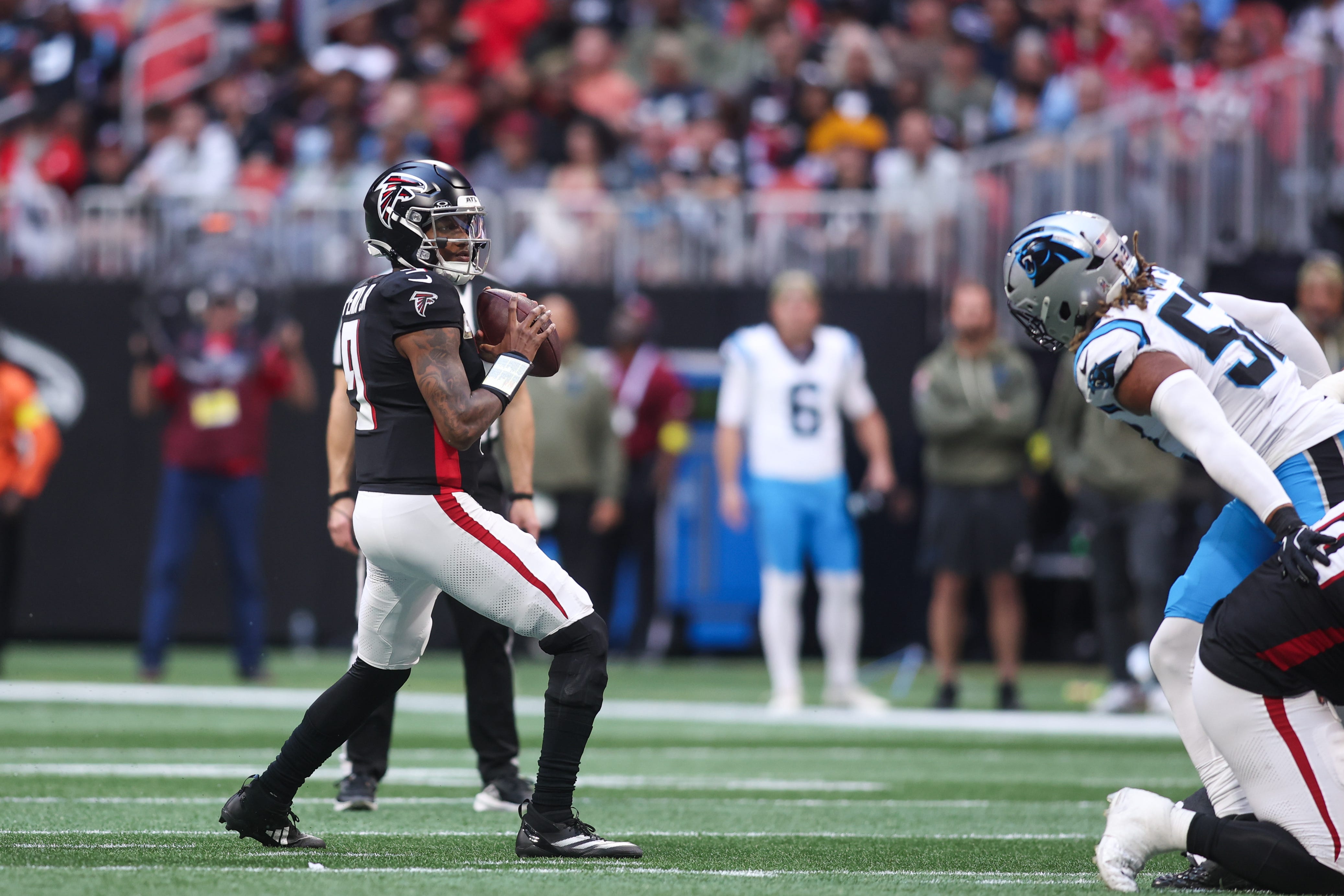 Former Washington football star returns to NFL practice field