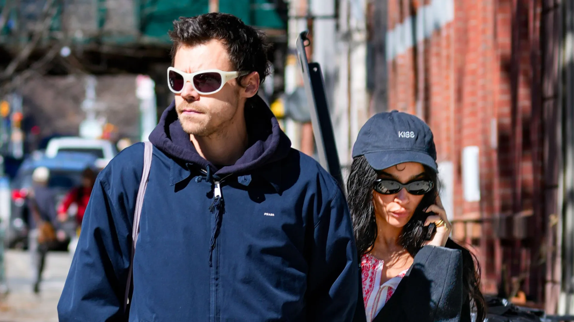 Zoë Kravitz ao lado de James Corden e da mãe de Harry Styles em concerto