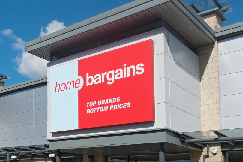 Remove bathroom mould using £1.99 Home Bargains spray — no scrubbing