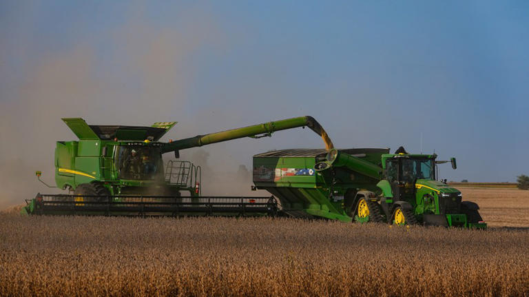 Trump appealing to farmers ahead of midterms with China deal, farm bill