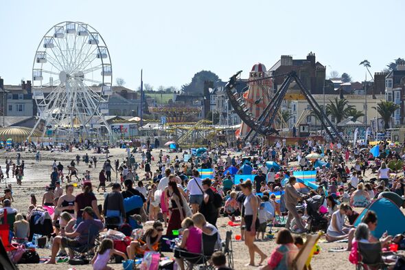 UK weather maps show exact date 29C mini-heatwave hits - 8 cities above 25C