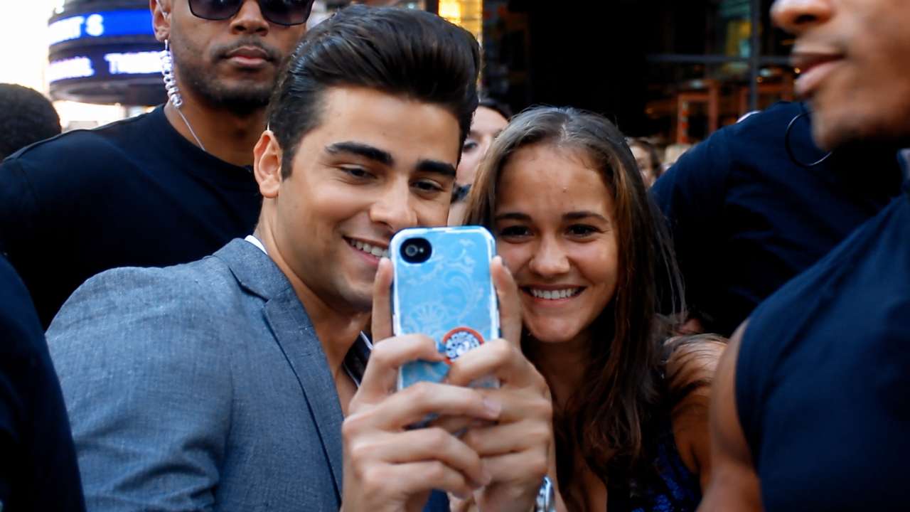 Fake celebrity prank brings crowd reactions in New York City