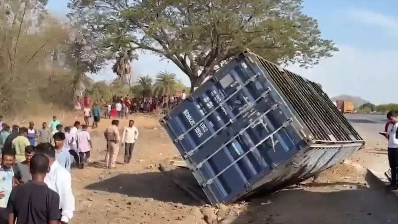 11 killed, 20 injured as tempo collides with truck on Mumbai-Ahmedabad ...