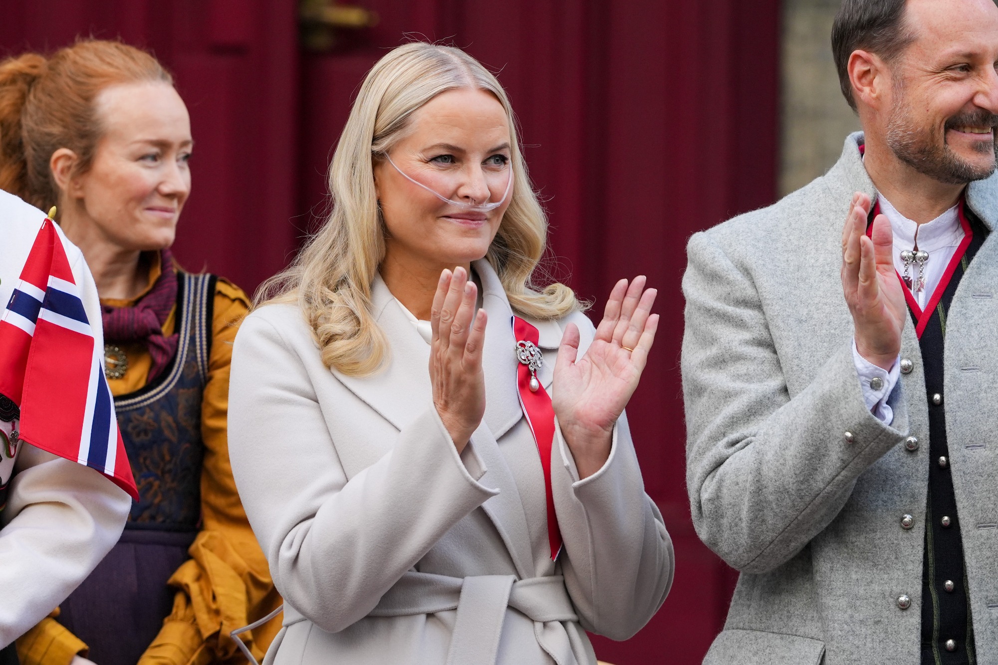 Noorse kroonprinses Mette-Marit verschijnt met zuurstofapparaat op ...