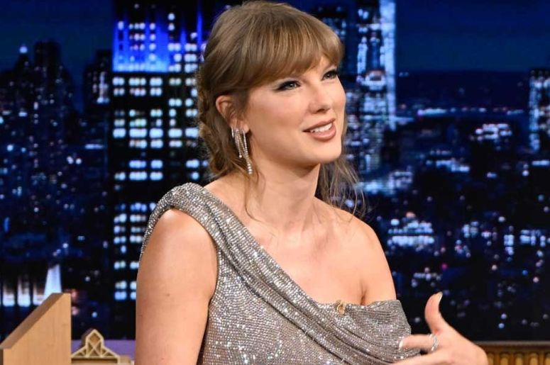 Taylor Swift’s $6K gold Grecian look steals attention on Brooklyn ...