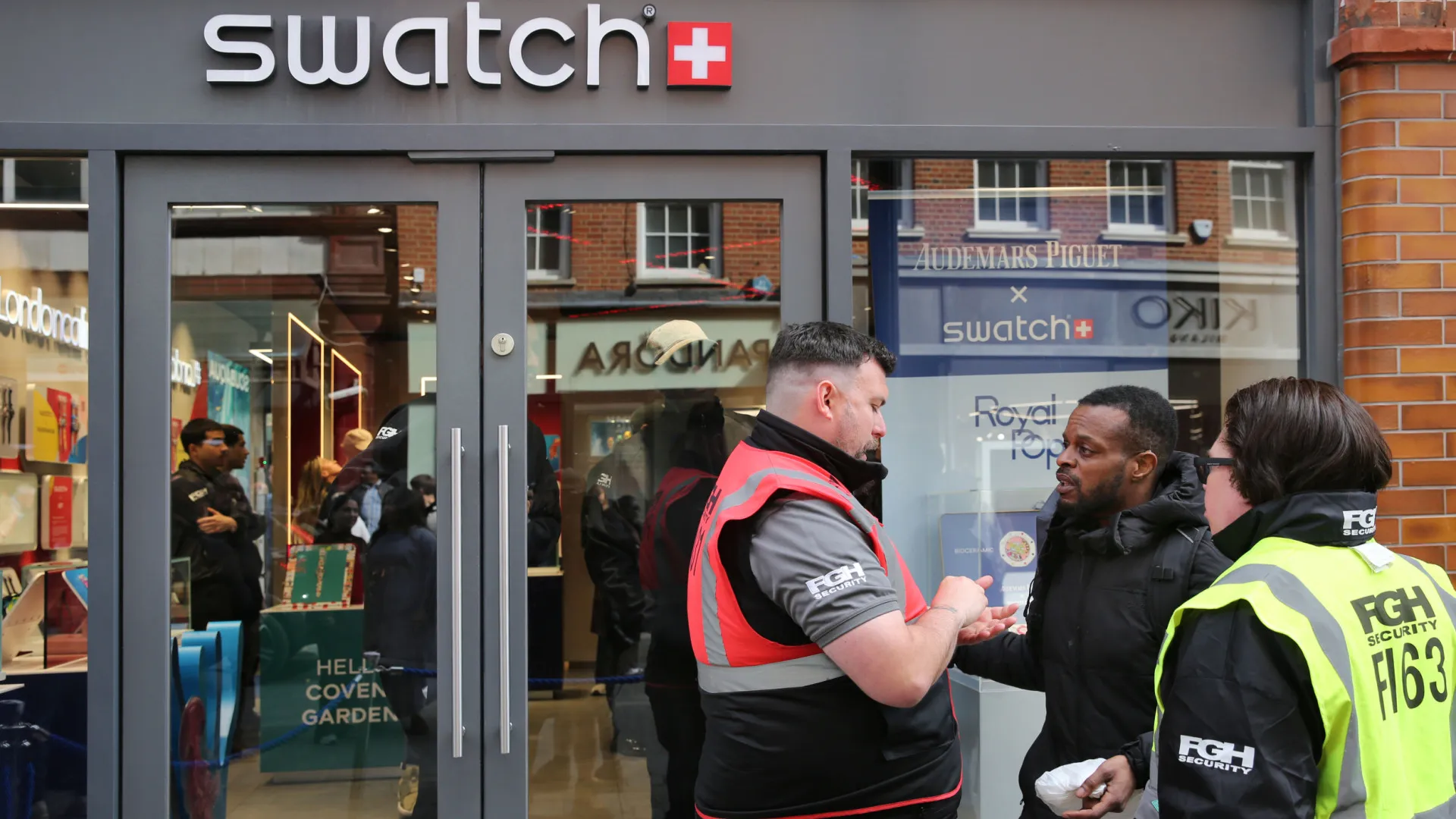 Lançamento de relógio da Swatch x AP gera caos na Europa (e não só)