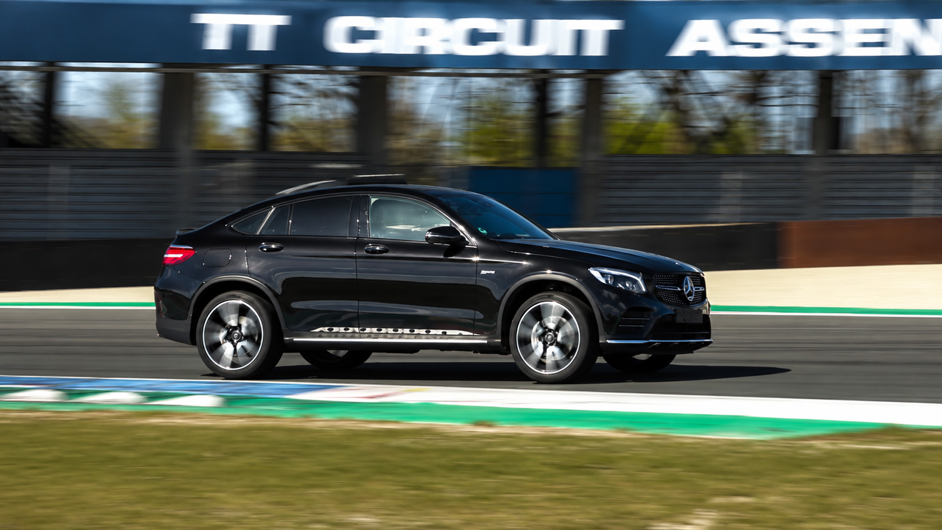 Can Mercedes-Benz GLC 43 AMG handle circuit pressure?