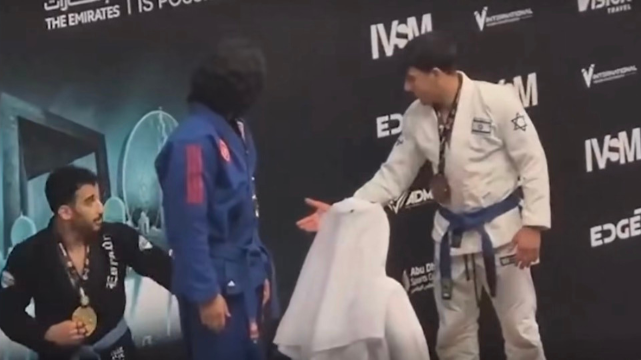 Kuwaiti champion refuses handshake with Israeli bronze medalist, leaves ...