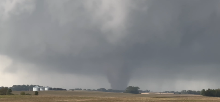 Watch: 70 mph winds blast across Sergeant Bluff, Iowa, following nearby ...