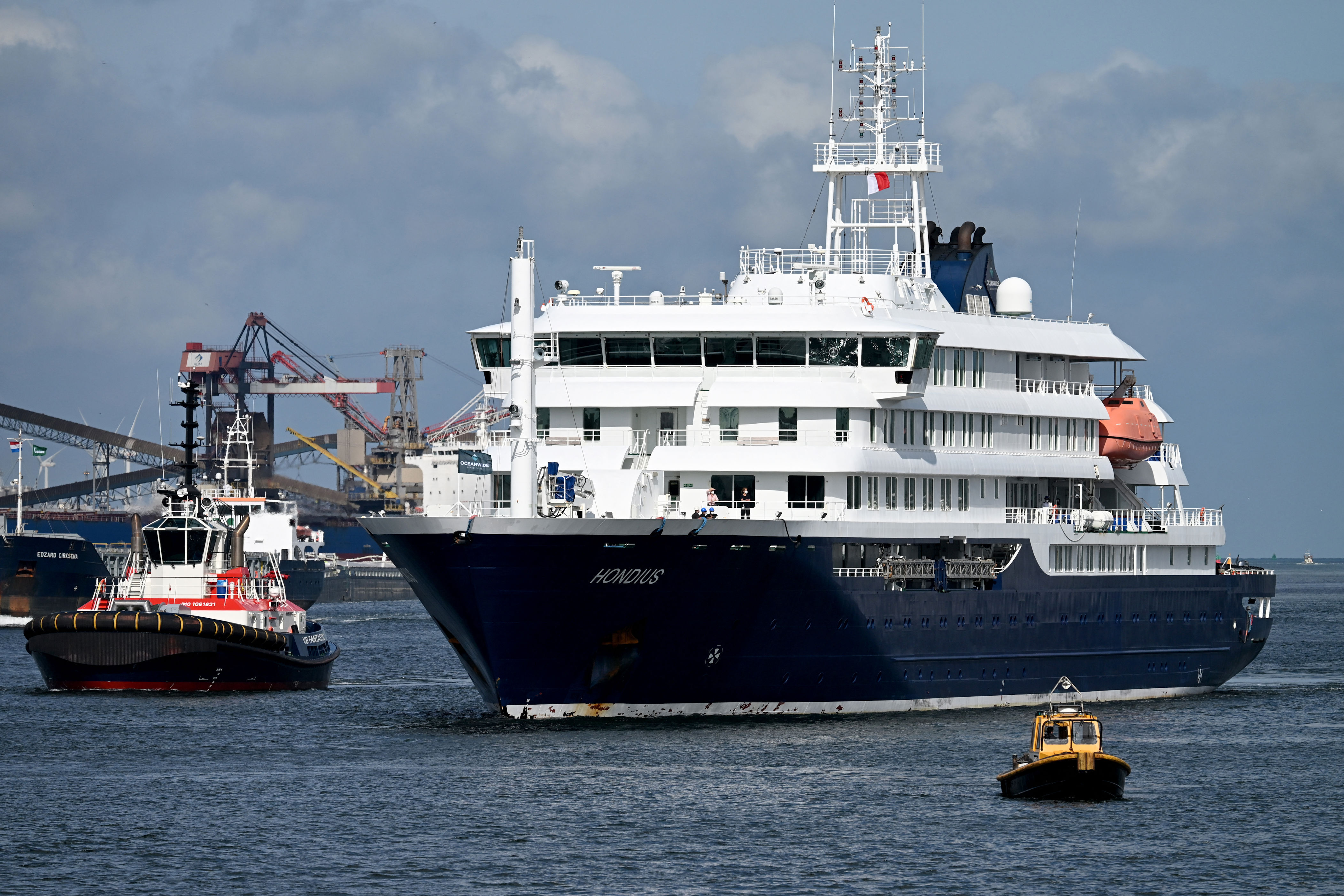 Hantavirus-hit cruise ship docks in the Netherlands