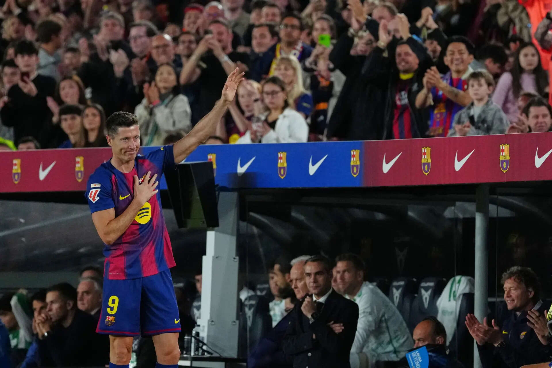 Lewandowski breaks down in tears as Barcelona give legend guard of ...