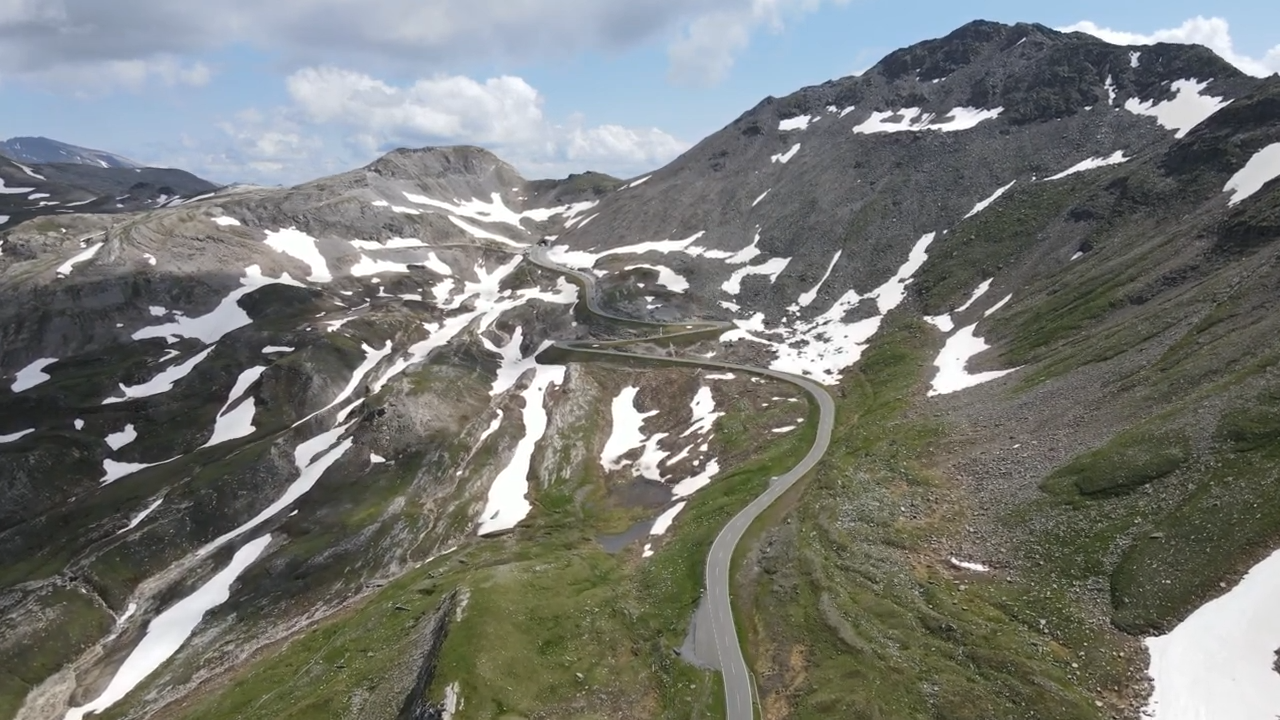 Sie filmten die Berge bis etwas Seltsames ihre Aufmerksamkeit erregte