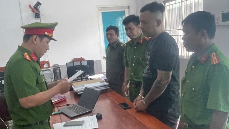 Bắt đối tượng mang dao tự chế uy hiếp để đánh người vì ghen tuông