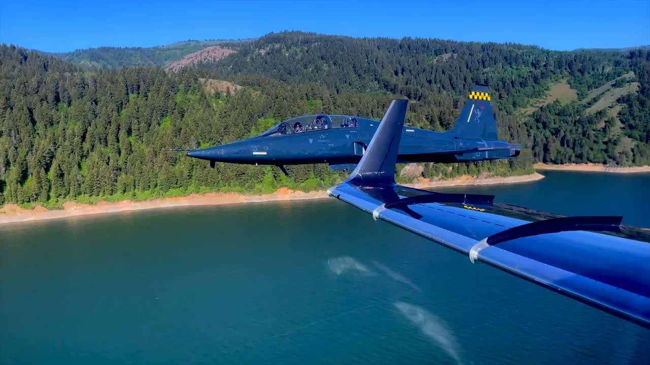 Watch a Learjet fly beside supersonic F-5 fighter jets at 1,000+ mph