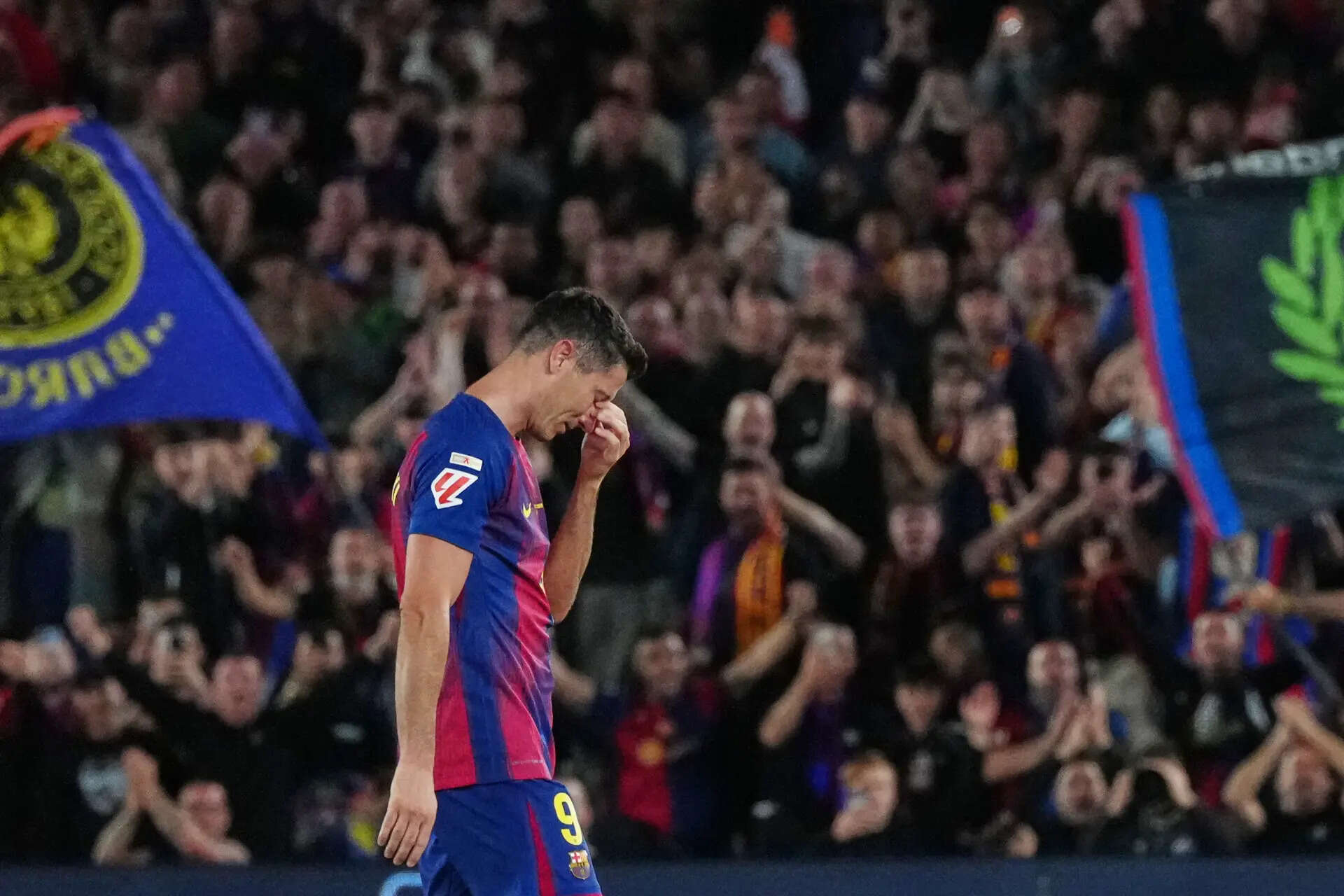 Lewandowski breaks down in tears as Barcelona give legend guard of ...